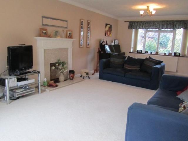 5 bedroom detached house to rent