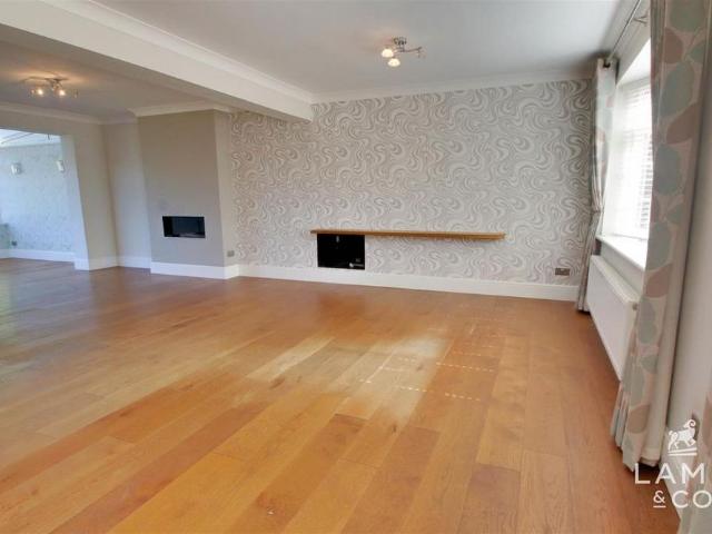 5 bedroom detached house to rent