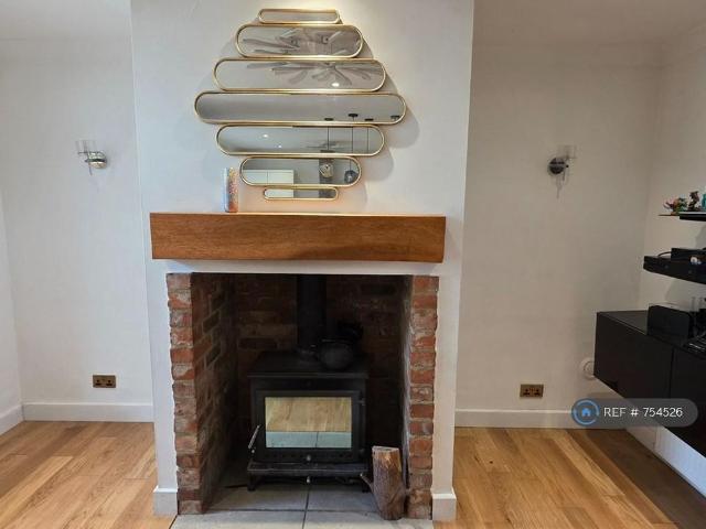 5 bedroom detached house to rent