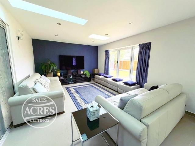 5 bedroom detached house to rent