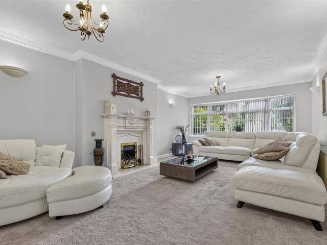 5 bedroom detached house to rent