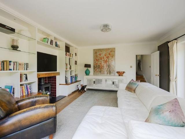 5 bedroom detached house to rent