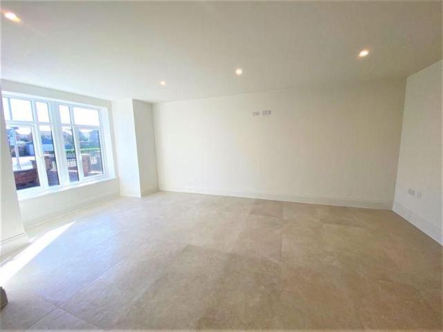 5 bedroom detached house to rent
