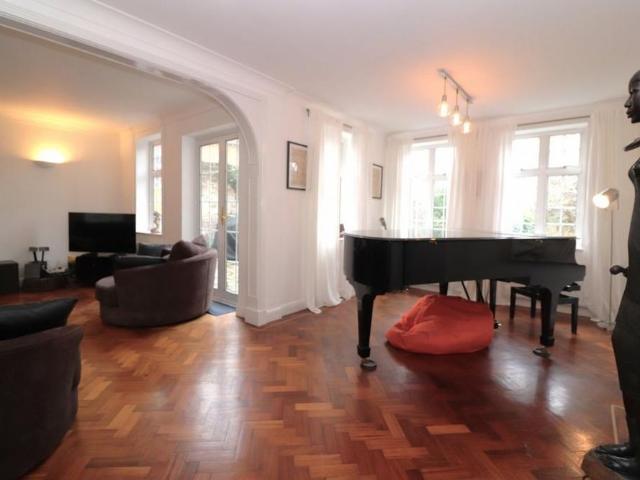 5 bedroom detached house to rent