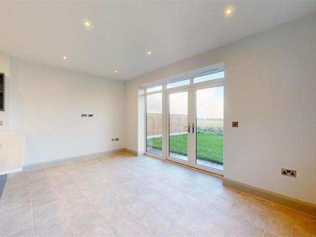 5 bedroom detached house to rent
