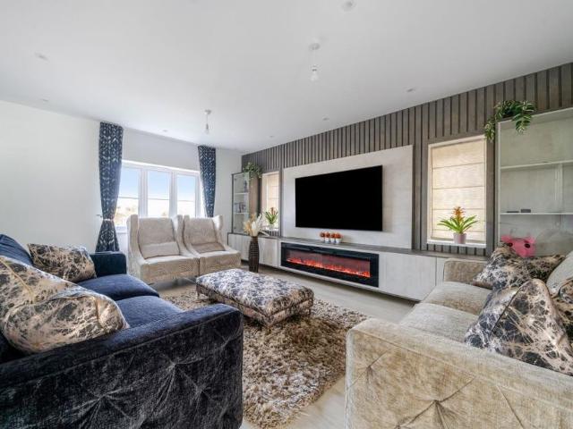 5 bedroom detached house to rent