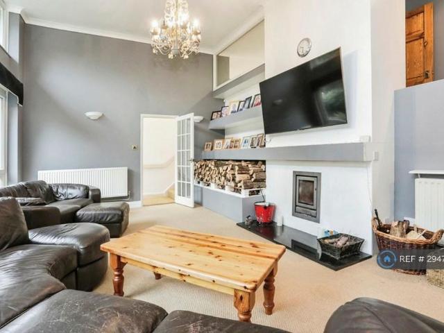 5 bedroom detached house to rent