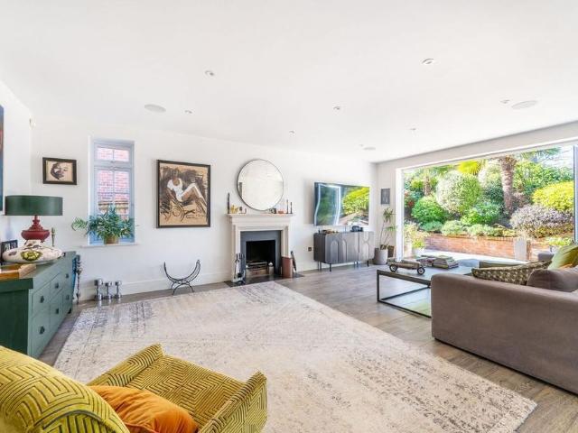5 bedroom detached house to rent