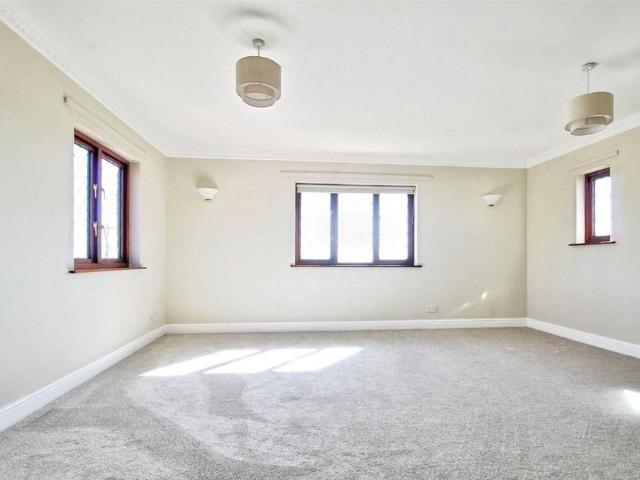 5 bedroom detached house to rent