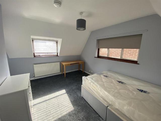 5 bedroom detached house to rent