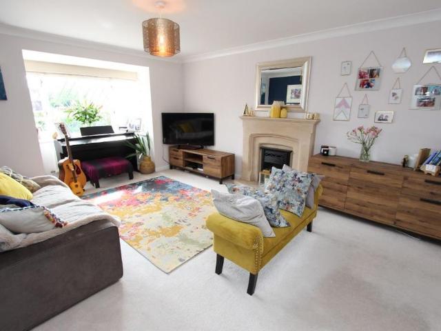 5 bedroom detached house to rent