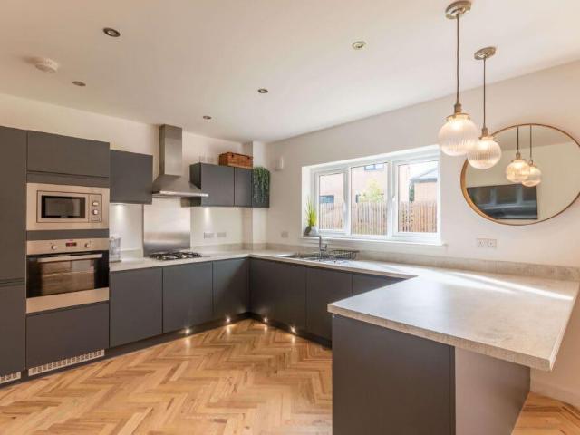 5 bedroom detached house to rent