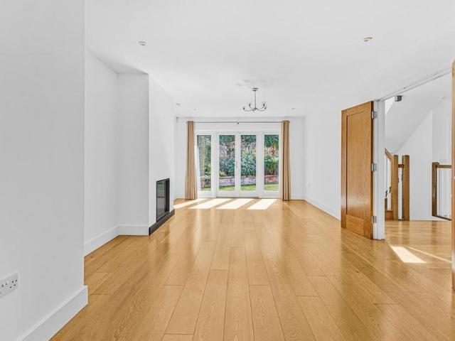 5 bedroom detached house to rent