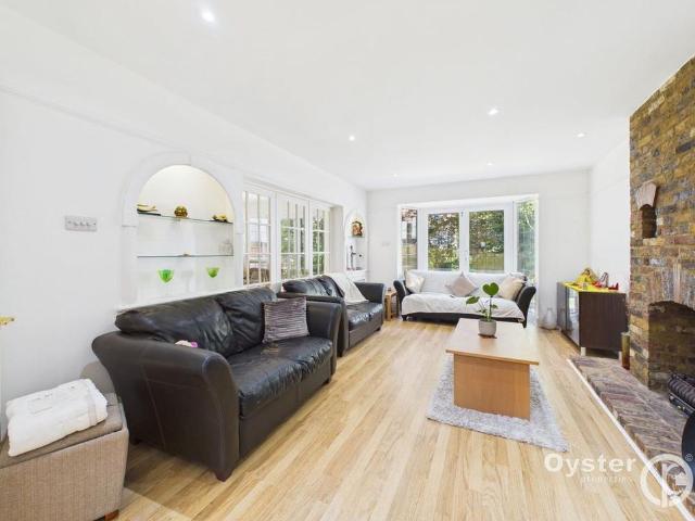 5 bedroom detached house to rent