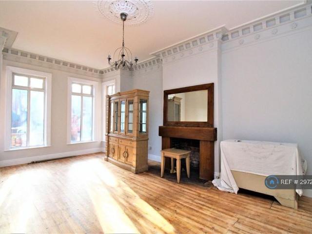 5 bedroom detached house to rent