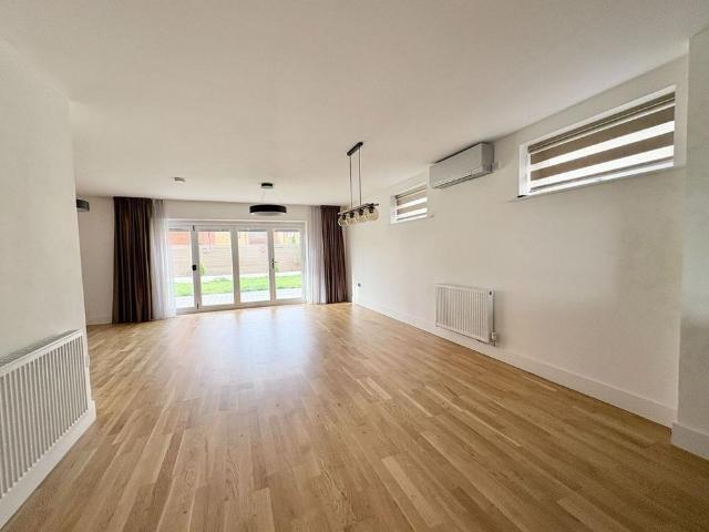 5 bedroom detached house to rent