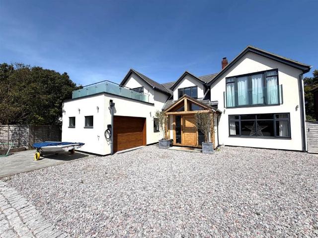 5 bedroom detached house to rent