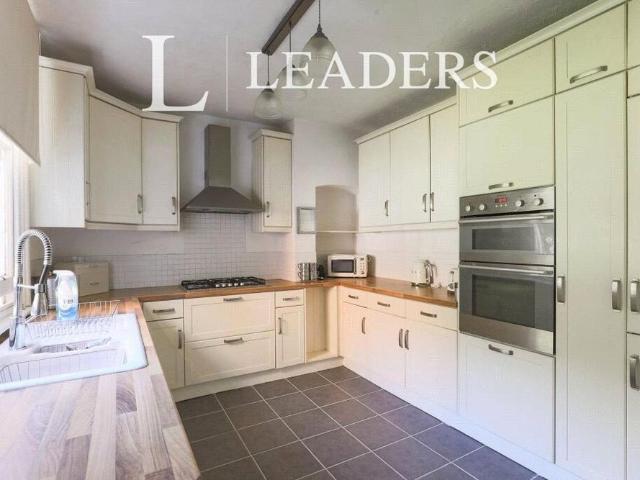 5 bedroom detached house to rent