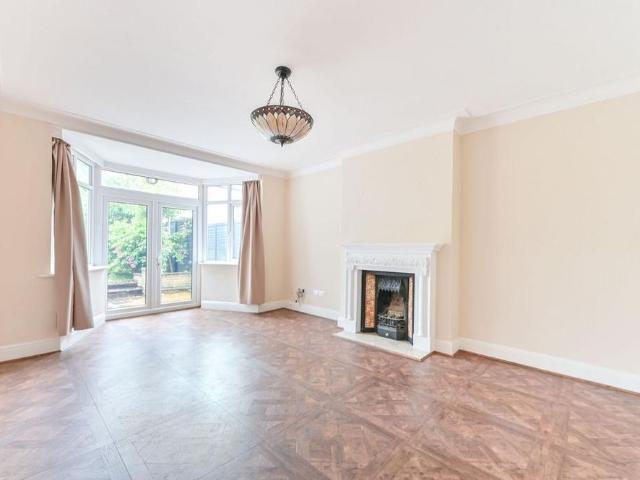 5 bedroom detached house to rent