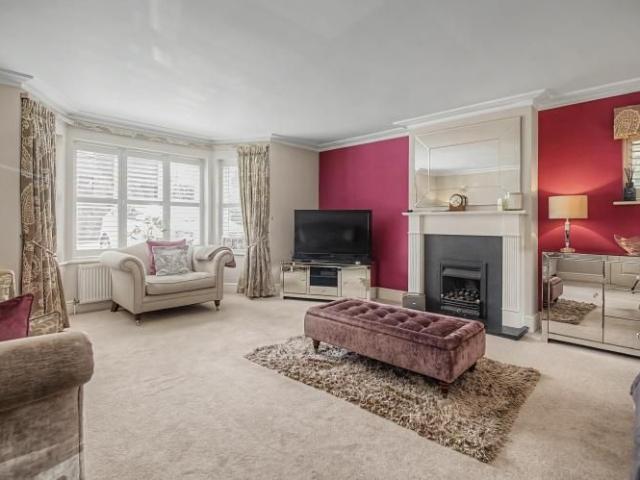 5 bedroom detached house to rent