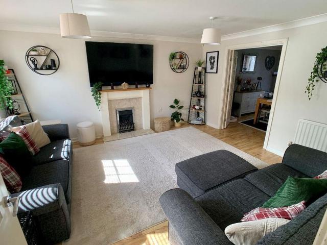 5 bedroom detached house to rent