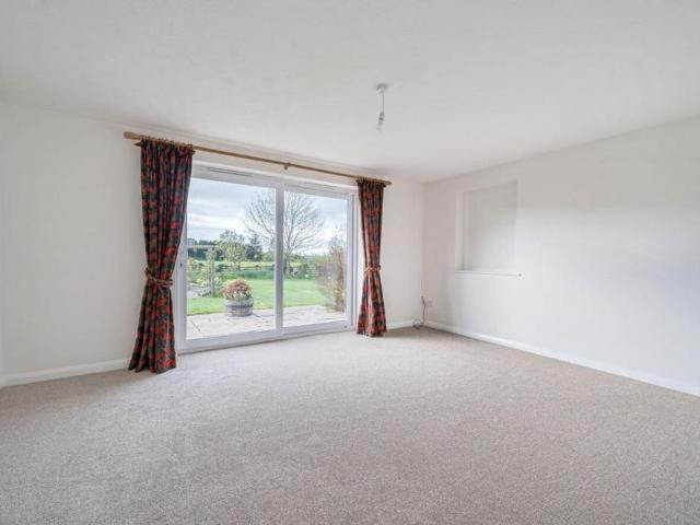 5 bedroom detached house to rent
