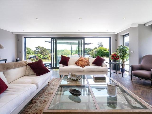 5 bedroom detached house to rent