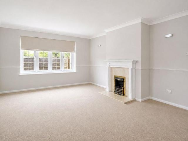 5 bedroom detached house to rent