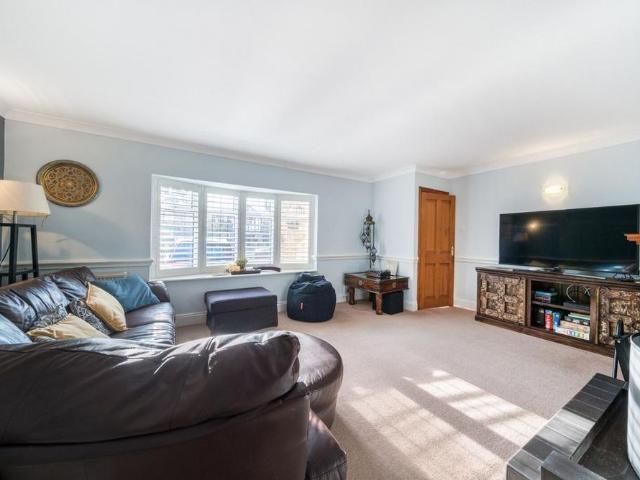 5 bedroom detached house to rent