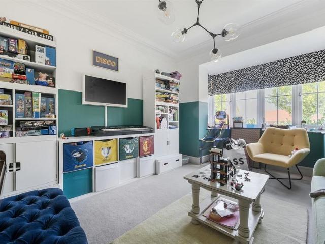 5 bedroom detached house to rent