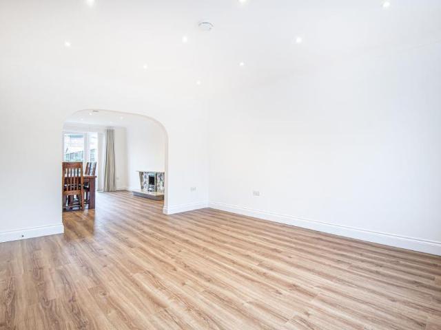 5 bedroom detached house to rent