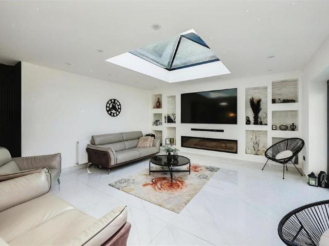 5 bedroom detached house to rent