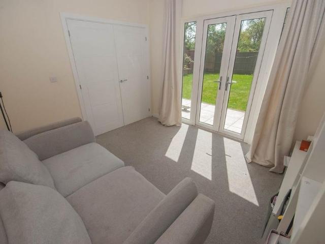5 bedroom detached house to rent