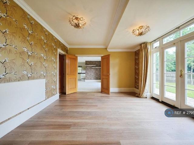 5 bedroom detached house to rent