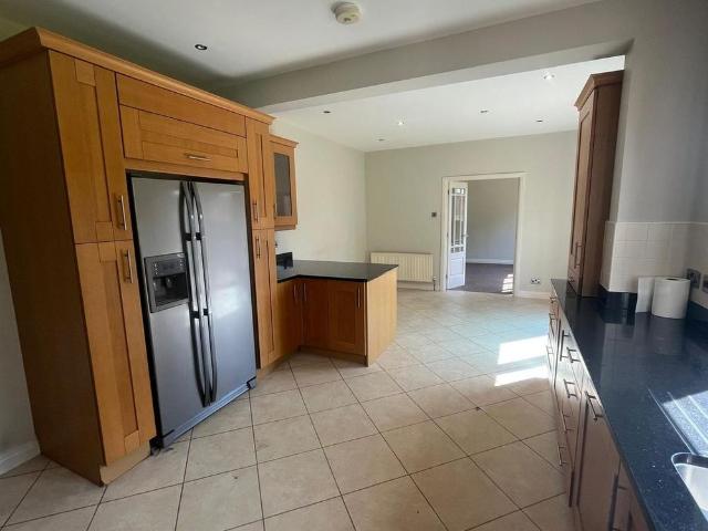 5 bedroom detached house to rent
