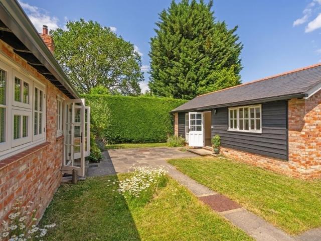 5 bedroom detached house to rent
