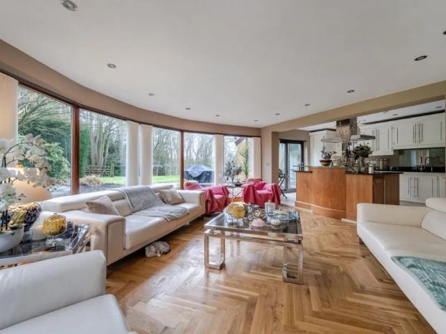 5 bedroom detached house to rent