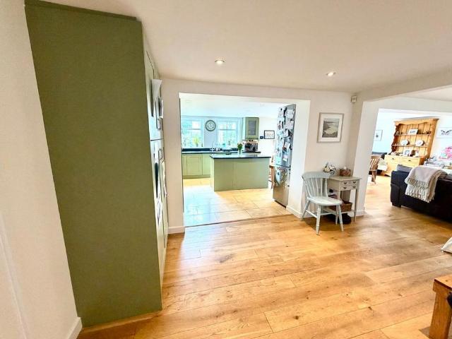 5 bedroom detached house to rent