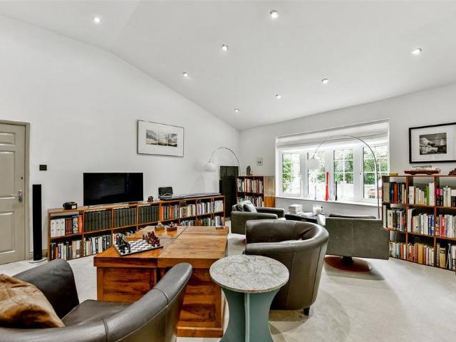 5 bedroom detached house to rent