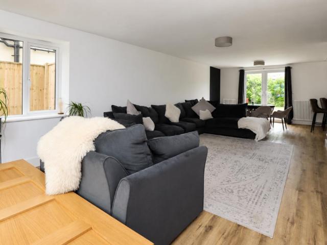 5 bedroom detached house to rent