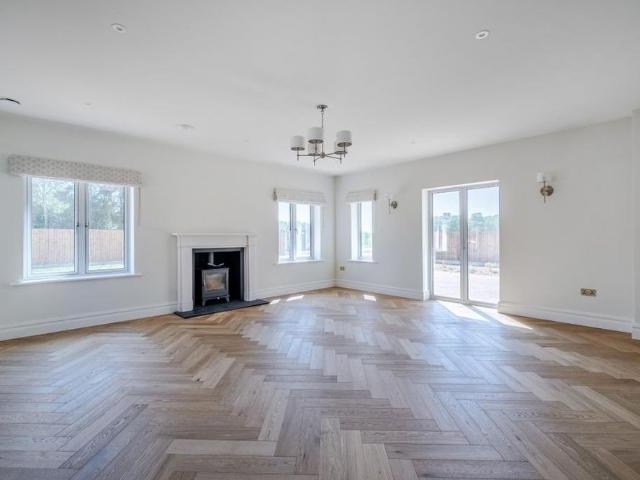 5 bedroom detached house to rent