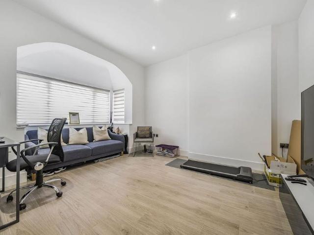 5 bedroom detached house to rent