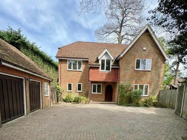 5 bedroom detached house to rent
