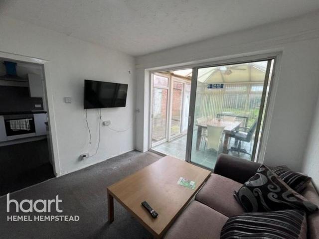 5 bedroom detached house to rent