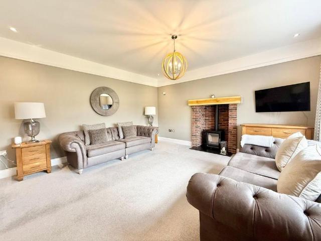 5 bedroom detached house to rent