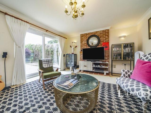 5 bedroom detached house to rent