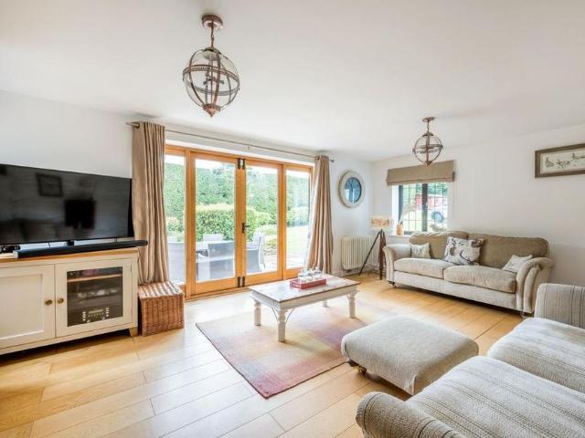 5 bedroom detached house to rent