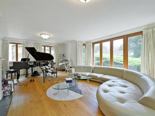 5 bedroom detached house to rent