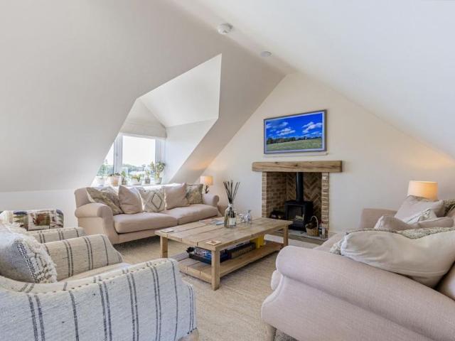 5 bedroom detached house to rent