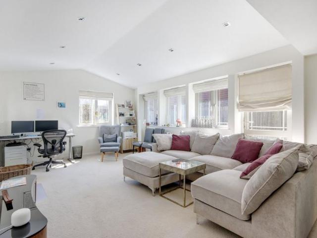 5 bedroom detached house to rent